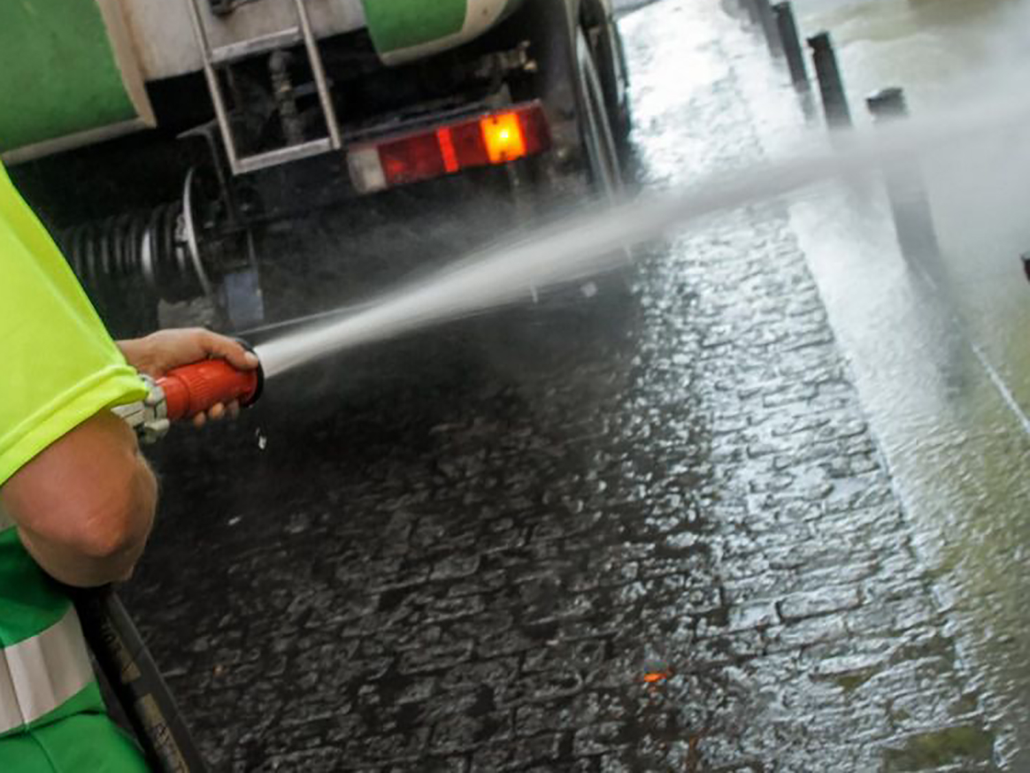 Baldeo de calles, limpiamos tu ciudad - Extracciones Levante